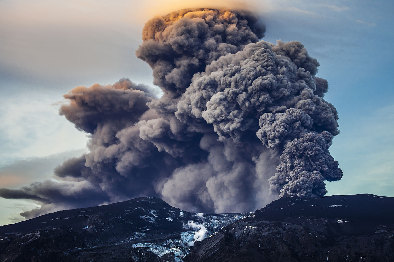 Volcano smoke eruption iceland Blueplanetheart it